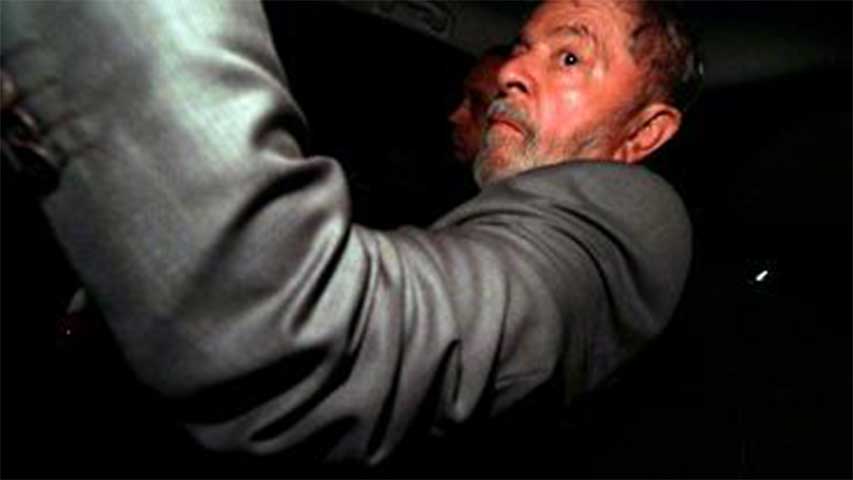 Lula pasó su primera noche en prisión en sede policial rodeada de agentes