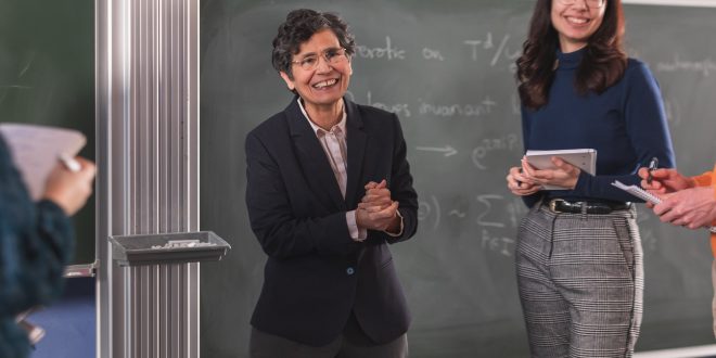 Galardonada venezolana Ana María Font con el Premio Internacional “Para ...