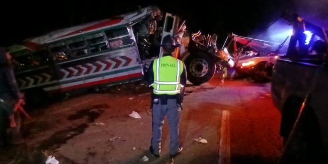 Guatemala decreta 3 días de luto por accidente de autobús en el que ...
